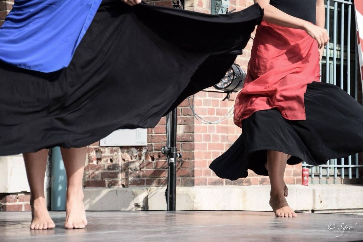 Etelä-Italian kansantanssit Tikkurilan kirjastossa - Satakielikuukausi